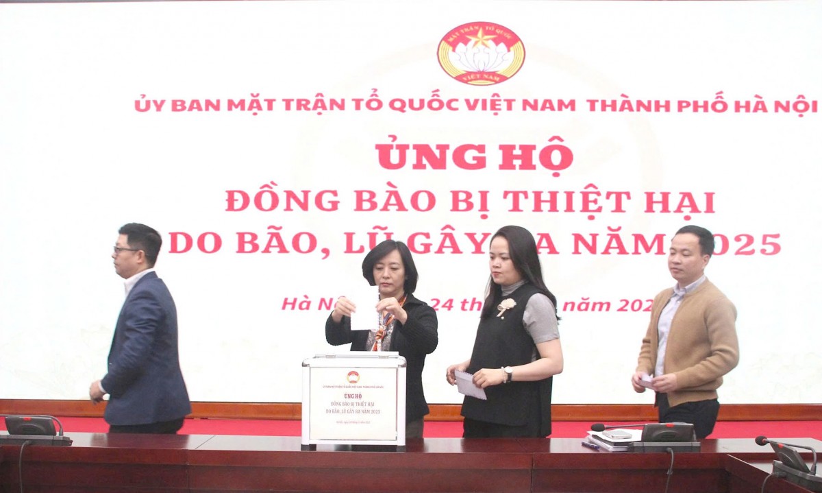 Cơ quan Ủy ban MTTQ Việt Nam thành phố Hà Nội ủng hộ đồng bào bị thiệt hại do bão, lũ