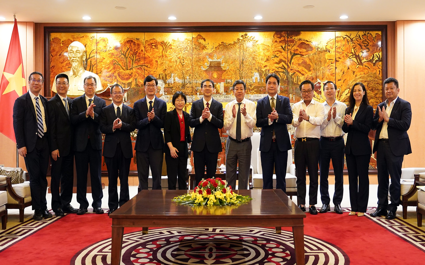 Hanoi Vice Chairman Duong Duc Tuan meets Guangzhou delegation