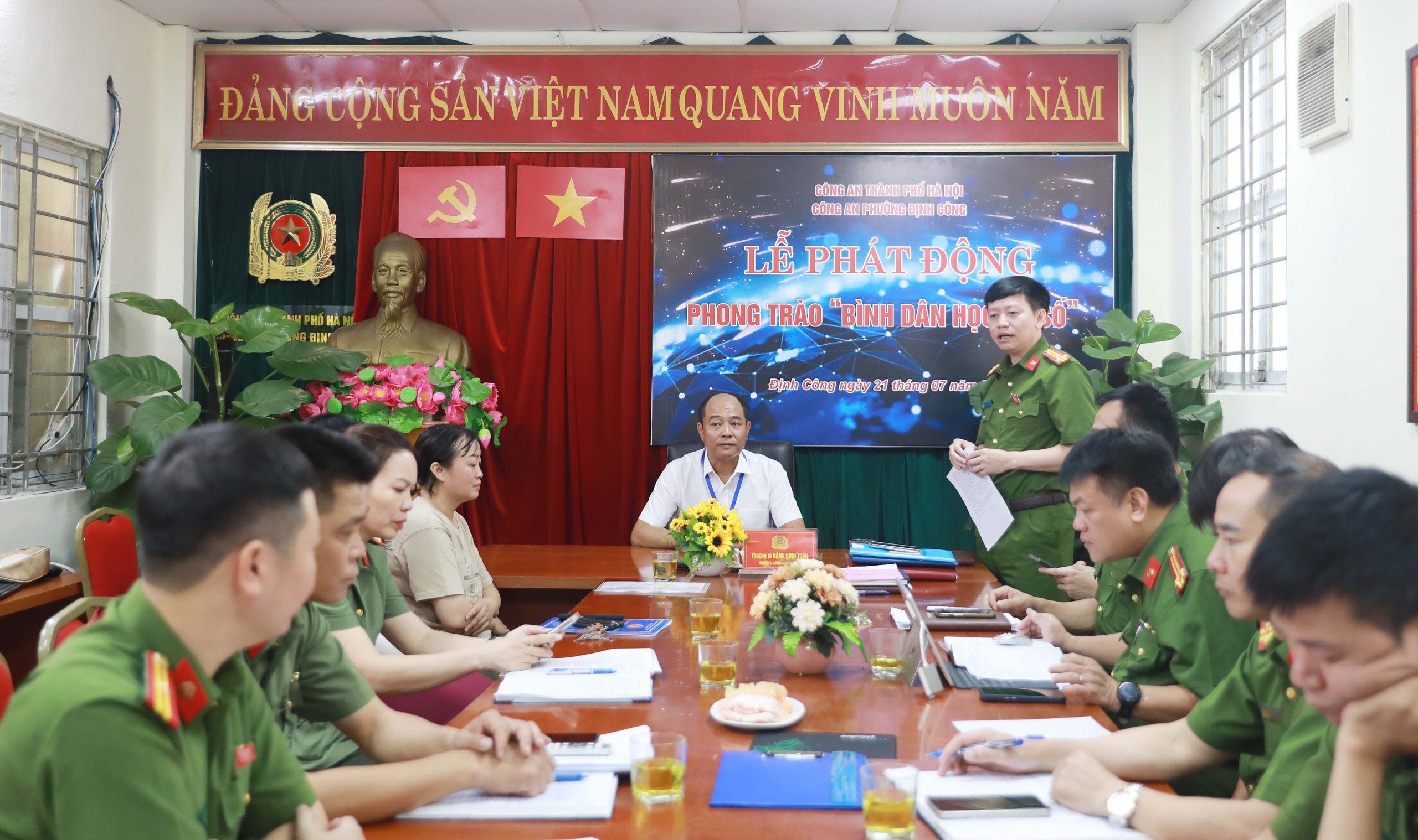 Oceňujeme vynikající úspěchy policie okresu Dinh Cong