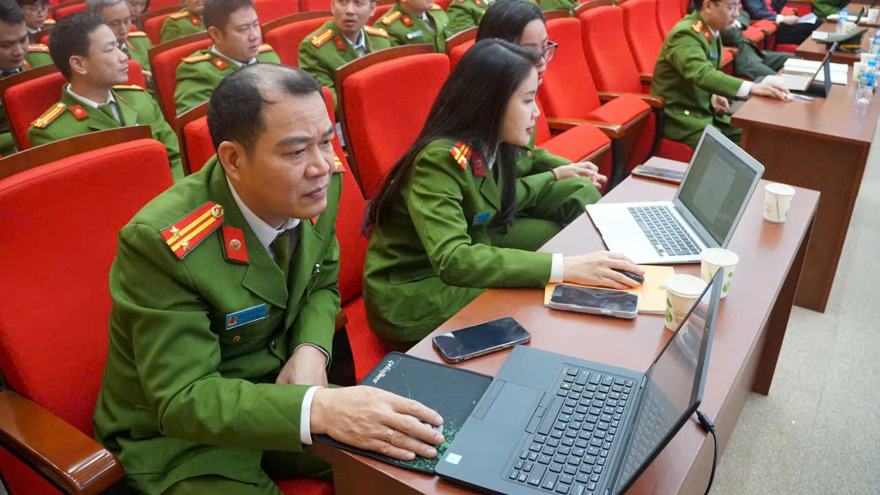 Công an phường Ô Chợ Dừa tiên phong ứng dụng AI phục vụ Nhân dân