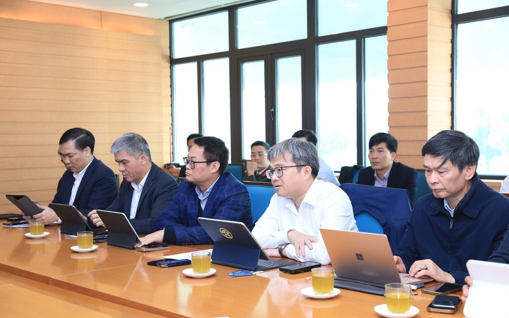 Hanoi Vice Chairman Truong Viet Dung works with AMD