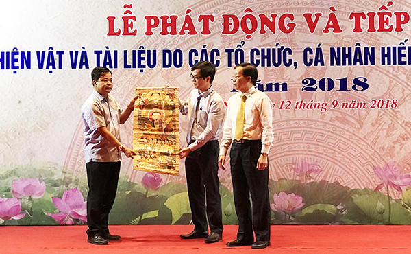 Bảo tàng Hà Nội tiếp nhận hiện vật hiến tặng